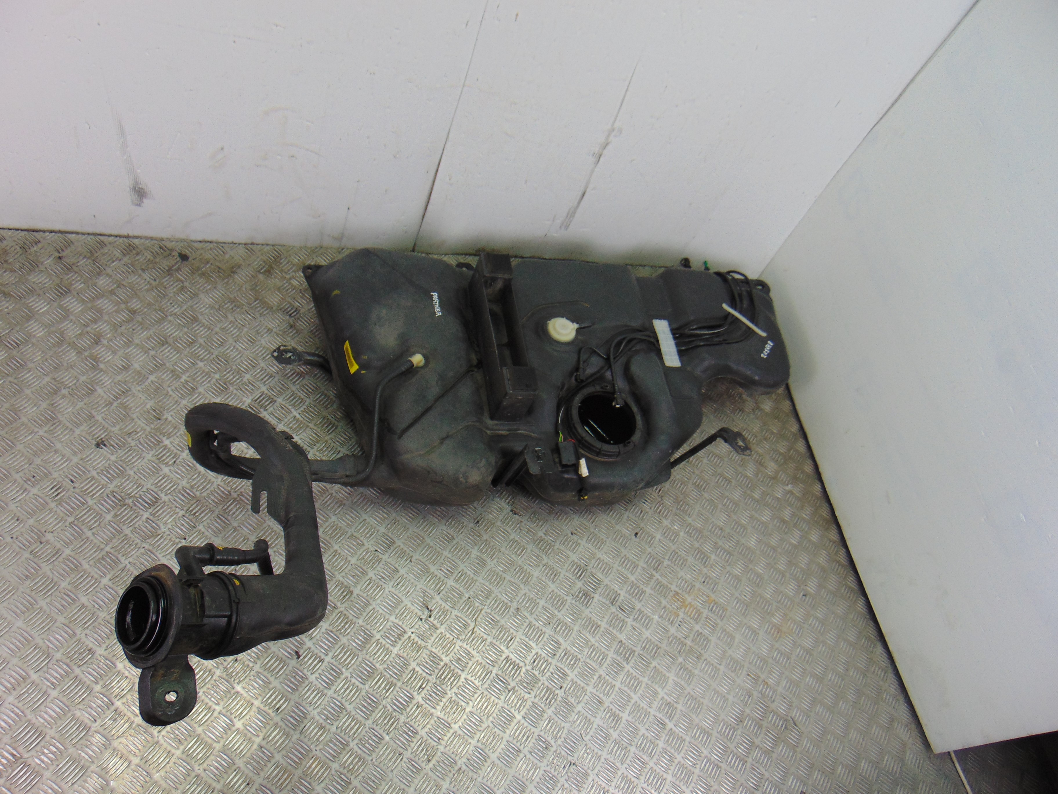 Depósito de Combustível PEUGEOT PARTNER Box Body/MPV 13305779 | B-Parts