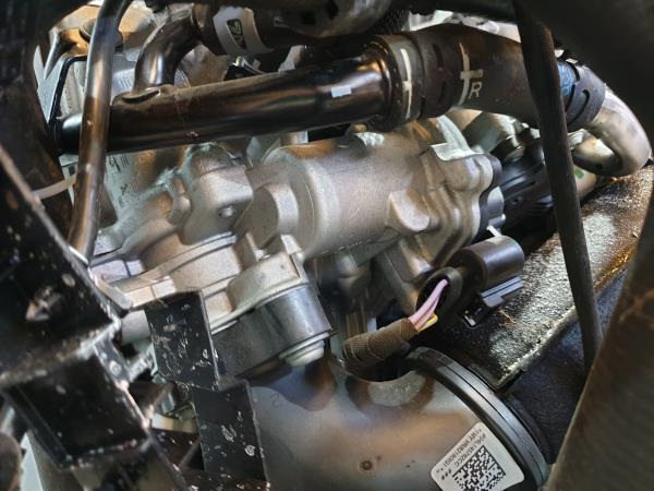 Throttle body AUDI Q3 (F3B) 35 TDI quattro 9698327 | B-Parts