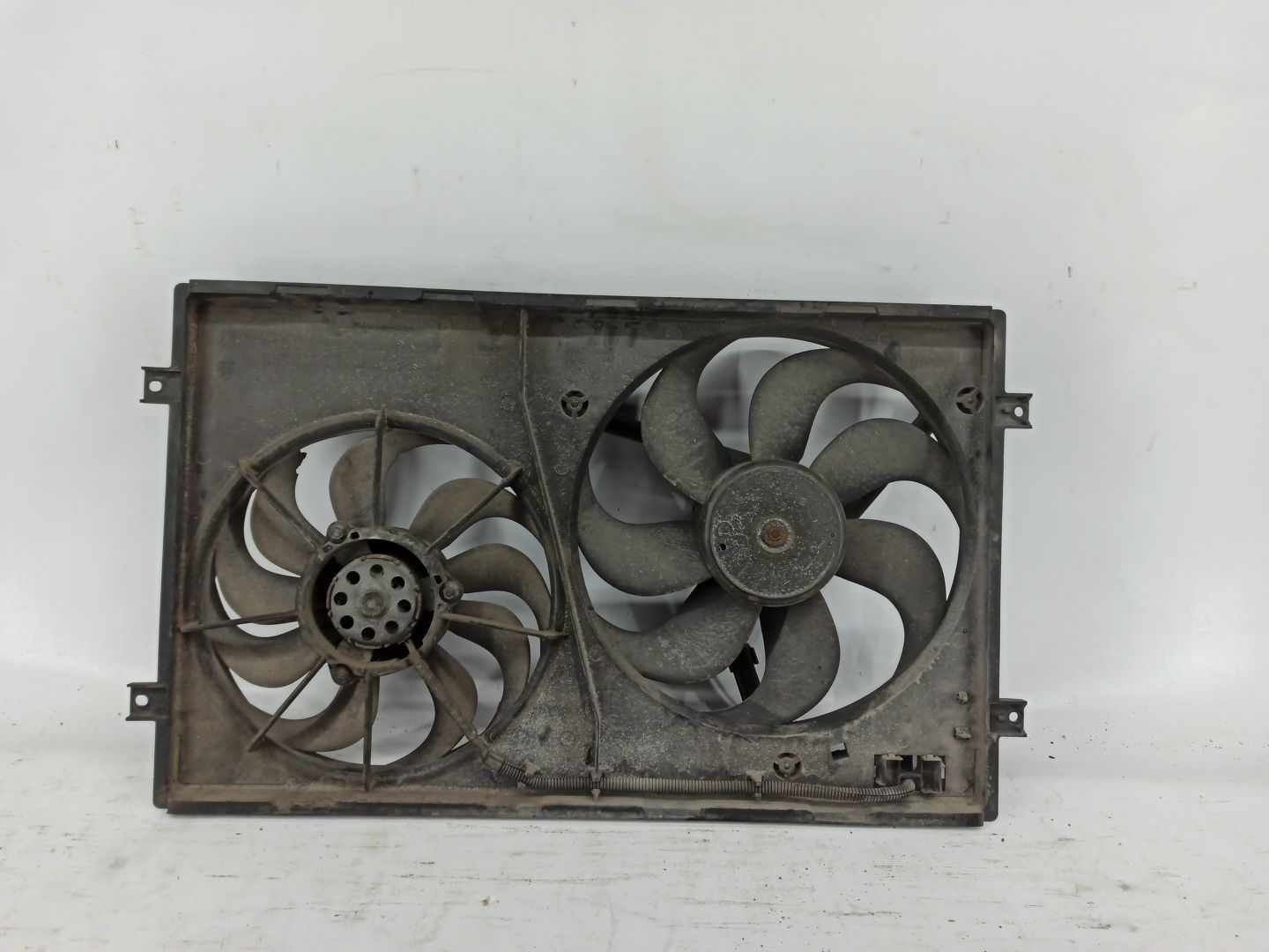 Radiator fan VW GOLF IV Variant (1J5) 1J0121207T | B-Parts