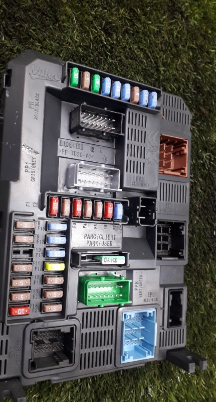 Fuse box PEUGEOT 208 I (CA_, CC_) 1.0 6176586 | B-Parts