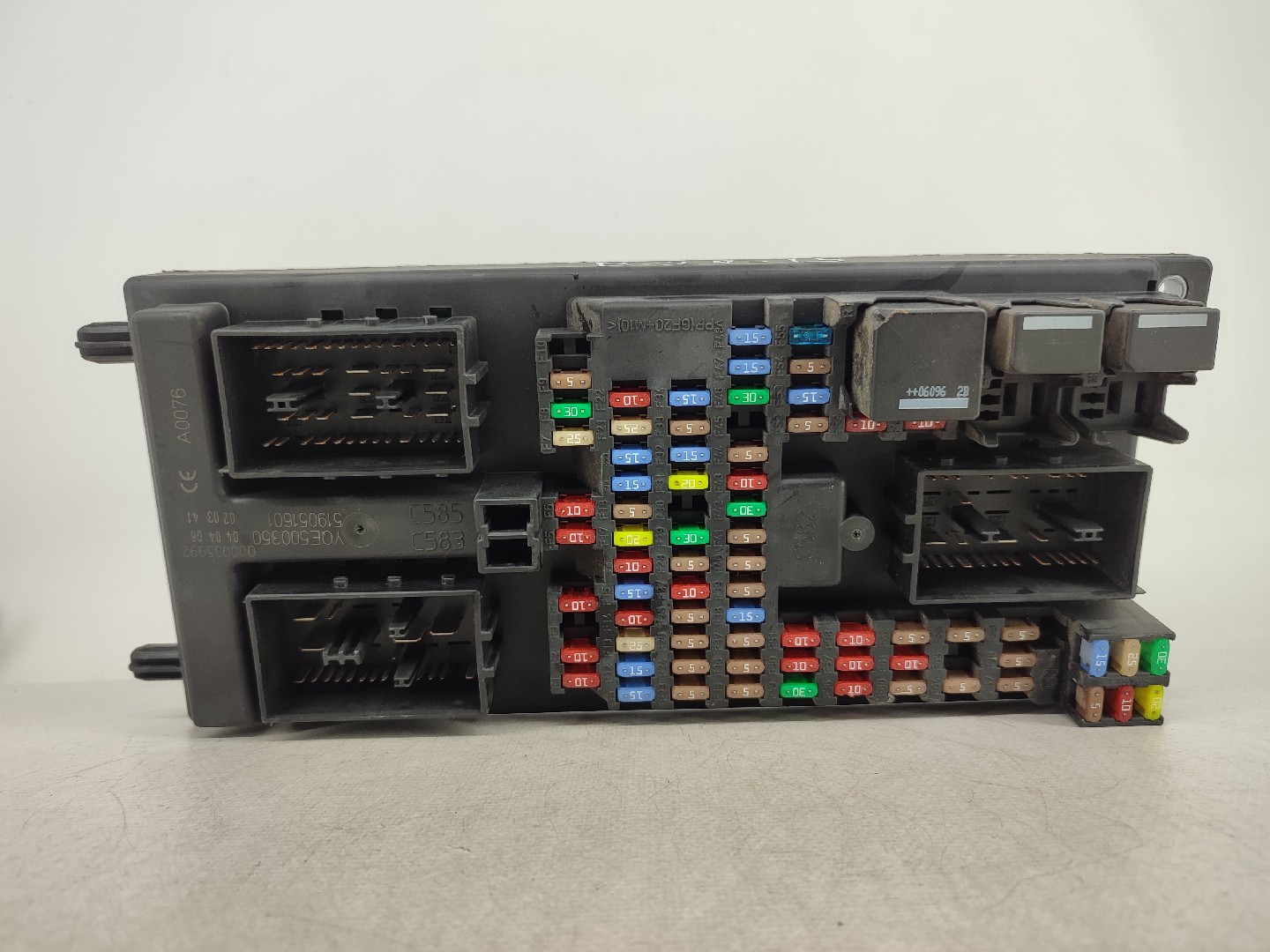 Fuse box LAND ROVER RANGE ROVER SPORT I (L320) 2.7 D 4x4 9847537 | B-Parts