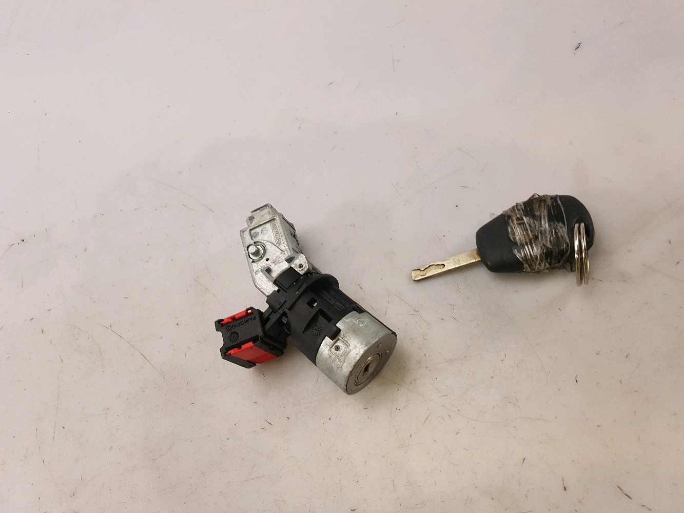 Clé de contact RENAULT CLIO III (BR0/1, CR0/1) 13673771 | B-Parts