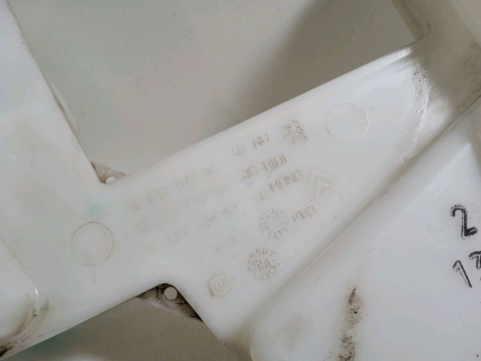 Windscreen washer tank PEUGEOT 308 SW I (4E_, 4H_) 1.6 HDi 9813020 | B ...