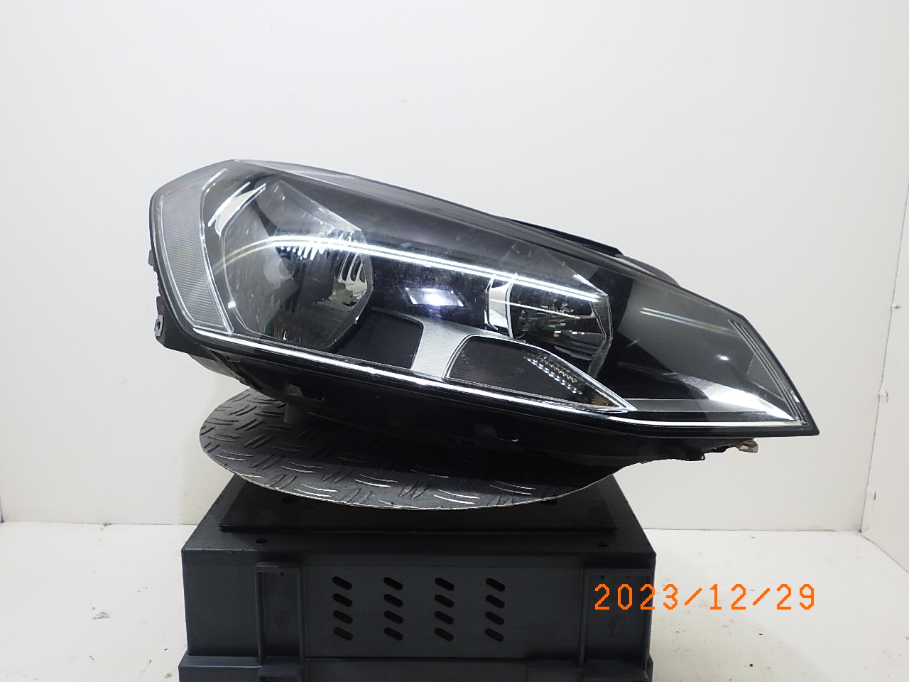 Right headlight VW GOLF VII (5G1, BQ1, BE1, BE2) 1.2 TSI 16239025 | B-Parts