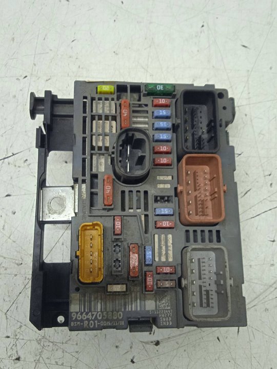 Fuse box CITROËN C4 Picasso I MPV (UD_) 2.0 HDi 138 10375785 | B-Parts