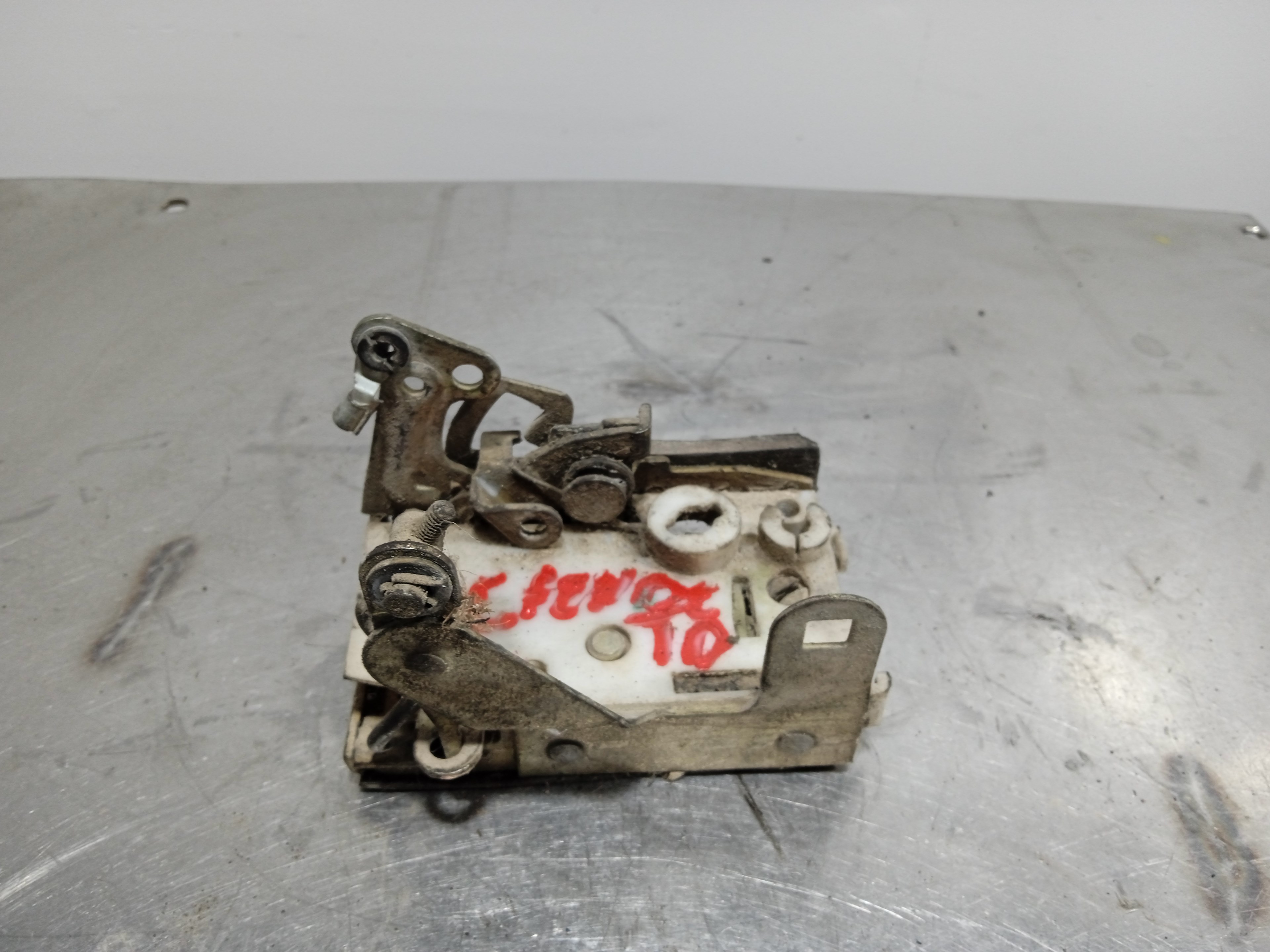 Rear right lock LAND ROVER DEFENDER Station Wagon (L316) 10957703 | B-Parts