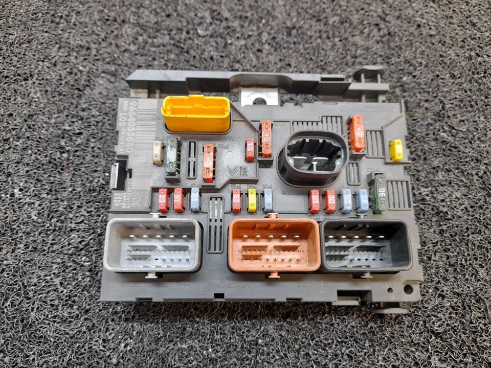 Fuse box CITROËN C4 Grand Picasso I (UA_) 1.6 HDi 7198818 | B-Parts