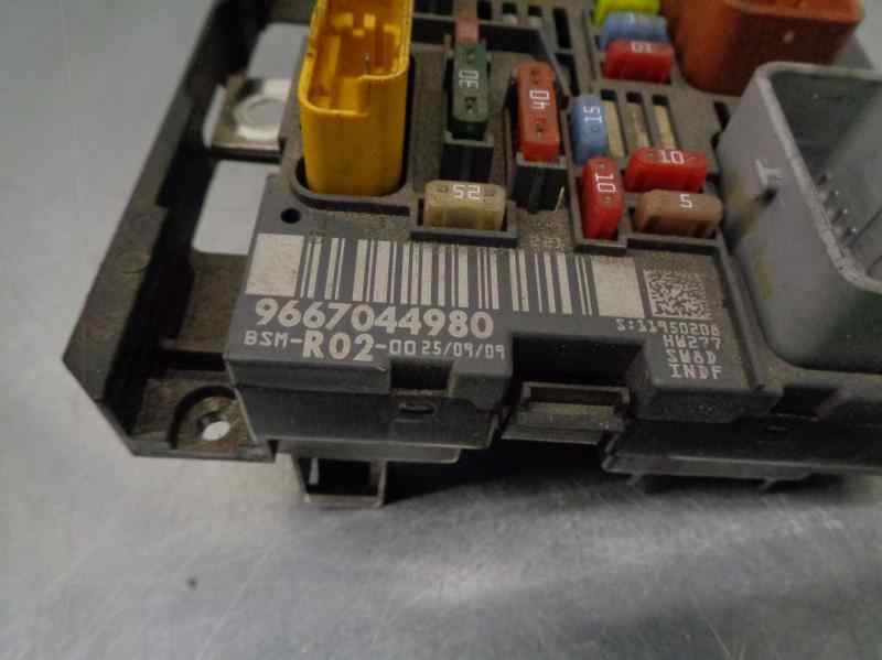 Fuse box PEUGEOT 3008 MPV (0U_) 2.0 HDi 150 / BlueHDi 150 9667044980 ...