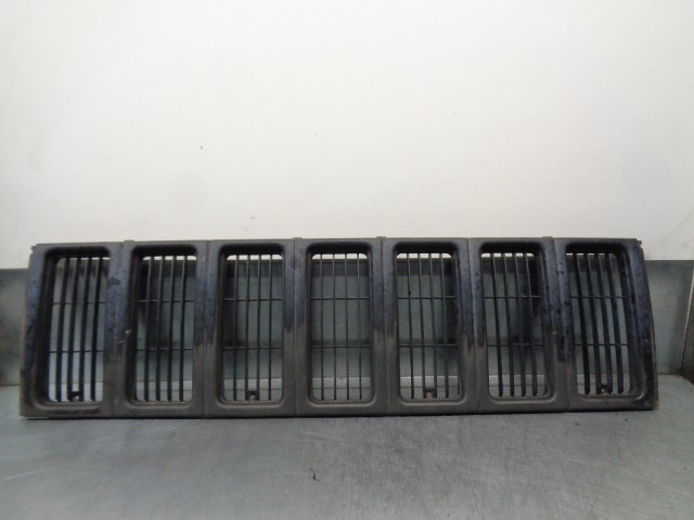 Front grille JEEP CHEROKEE (XJ) 2.5 TD 4x4 8822697 | B-Parts