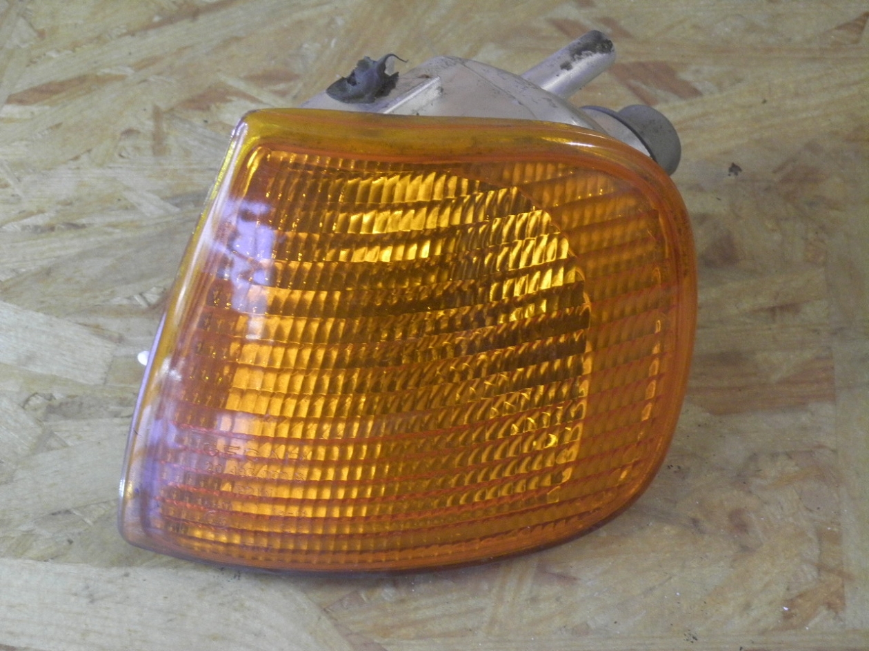 Left front indicator VW POLO III CLASSIC (6V2) 75 1.6 2571142 | B-Parts