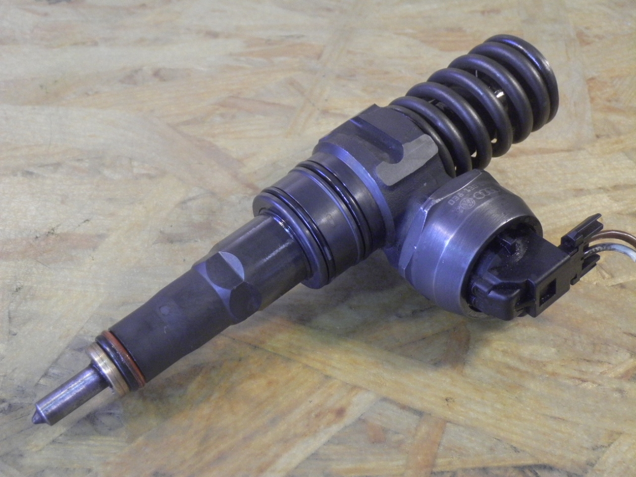 Injection rail VW GOLF V (1K1) 1.9 TDI 2675169 | B-Parts