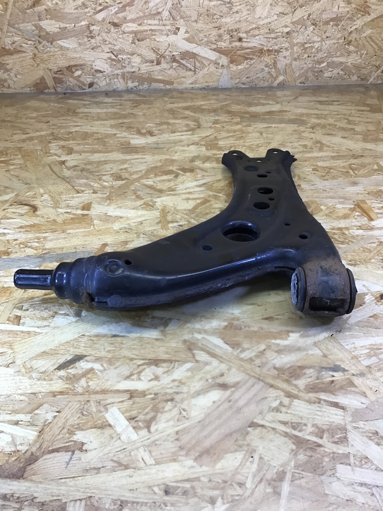 Left front suspension arm VW POLO (9N_, 9A_) 1.2 12V 11424654 | B-Parts