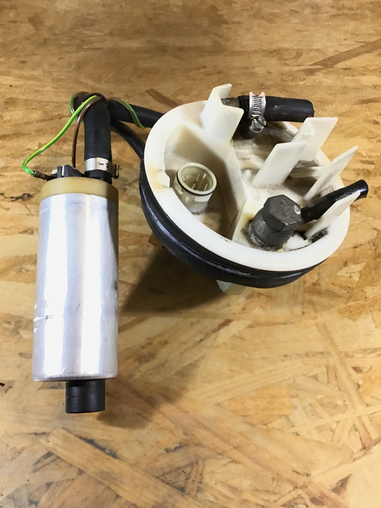Fuel pump AUDI 80 B4 Saloon (8C2) 2.0 4878286 | B-Parts