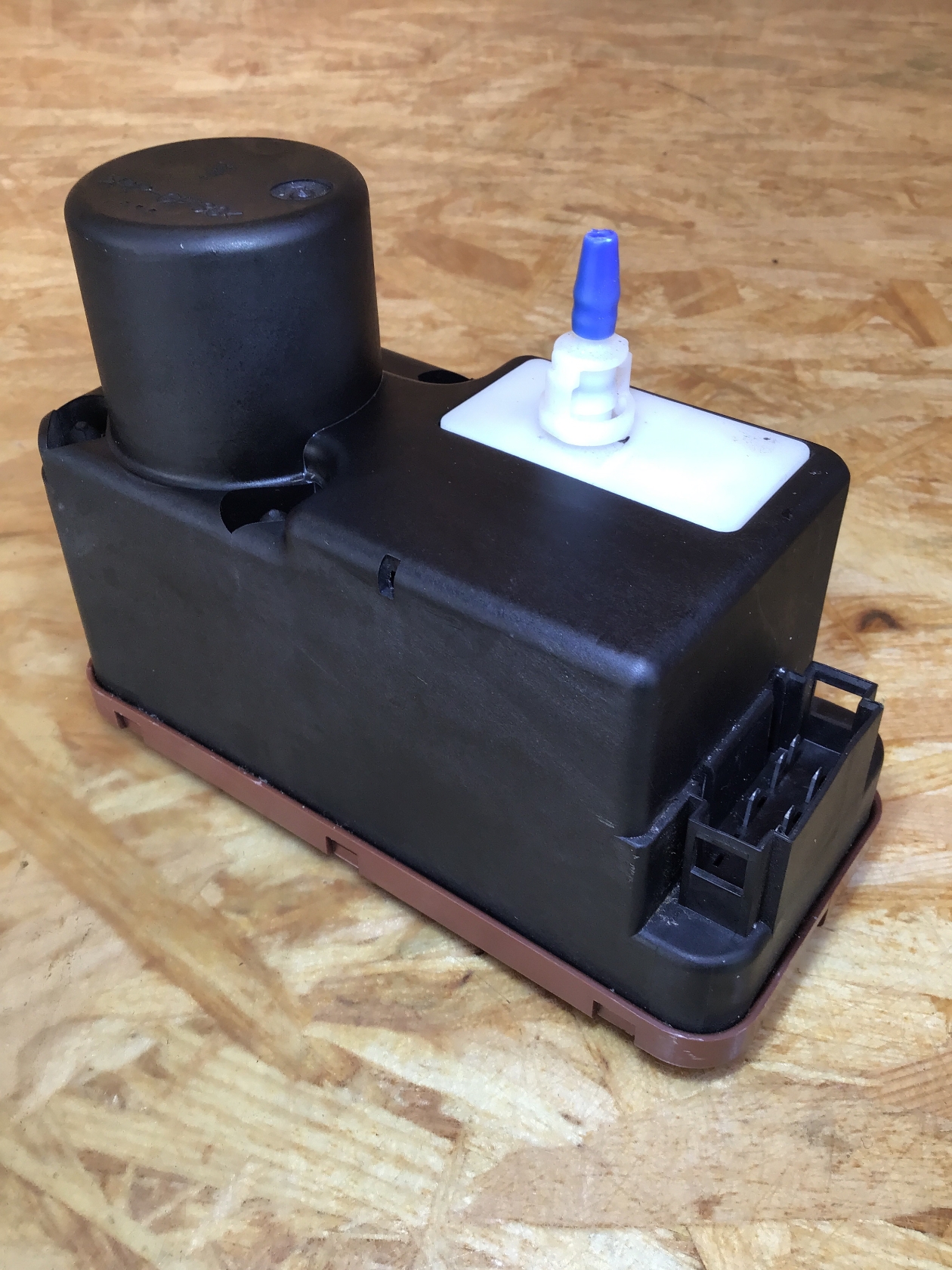 Central lock pump VW POLO III (6N1) 60 1.4 11112792 | B-Parts