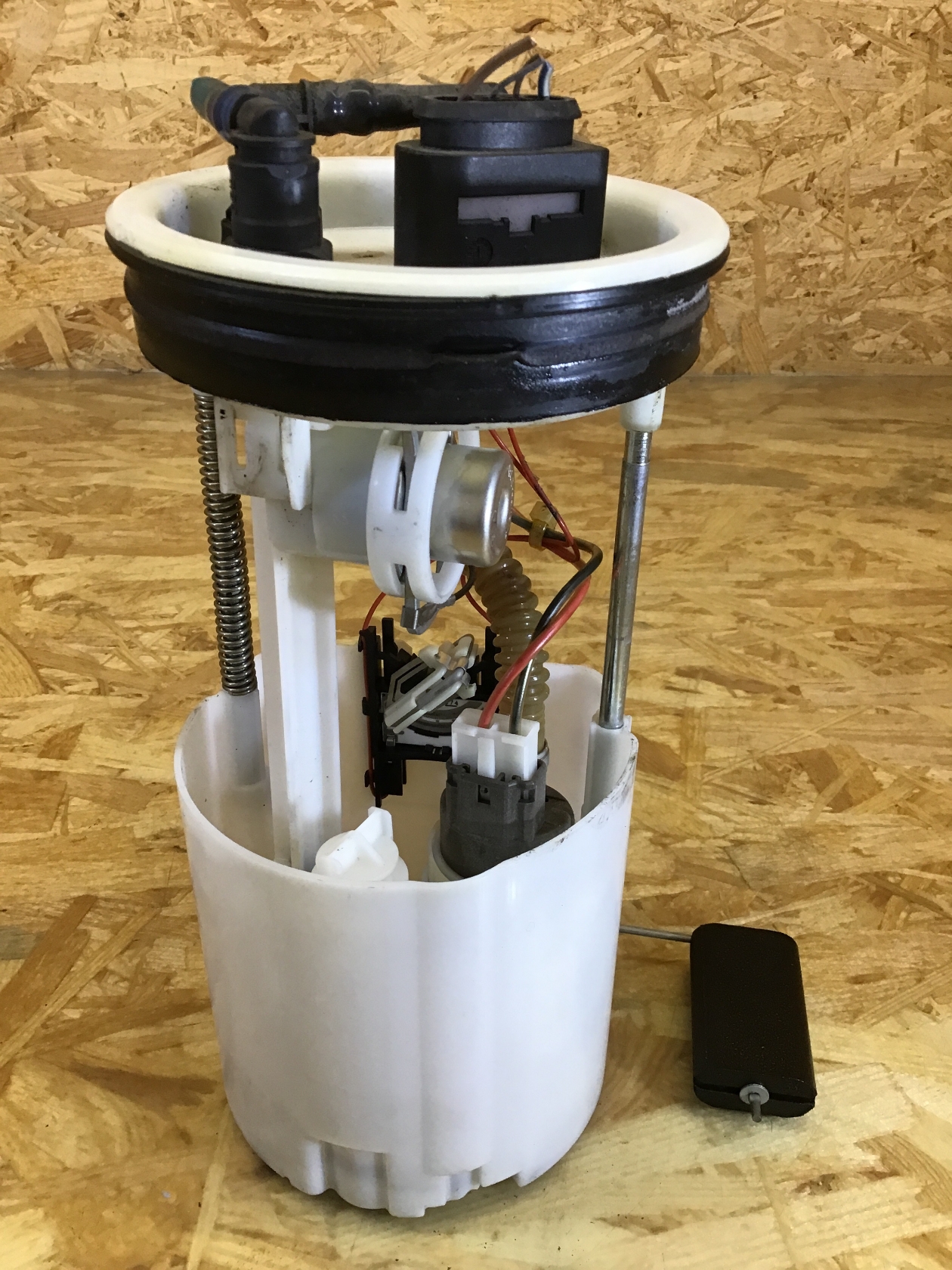 Fuel pump VW FOX Hatchback (5Z1, 5Z3, 5Z4) 1.2 11198630 | B-Parts