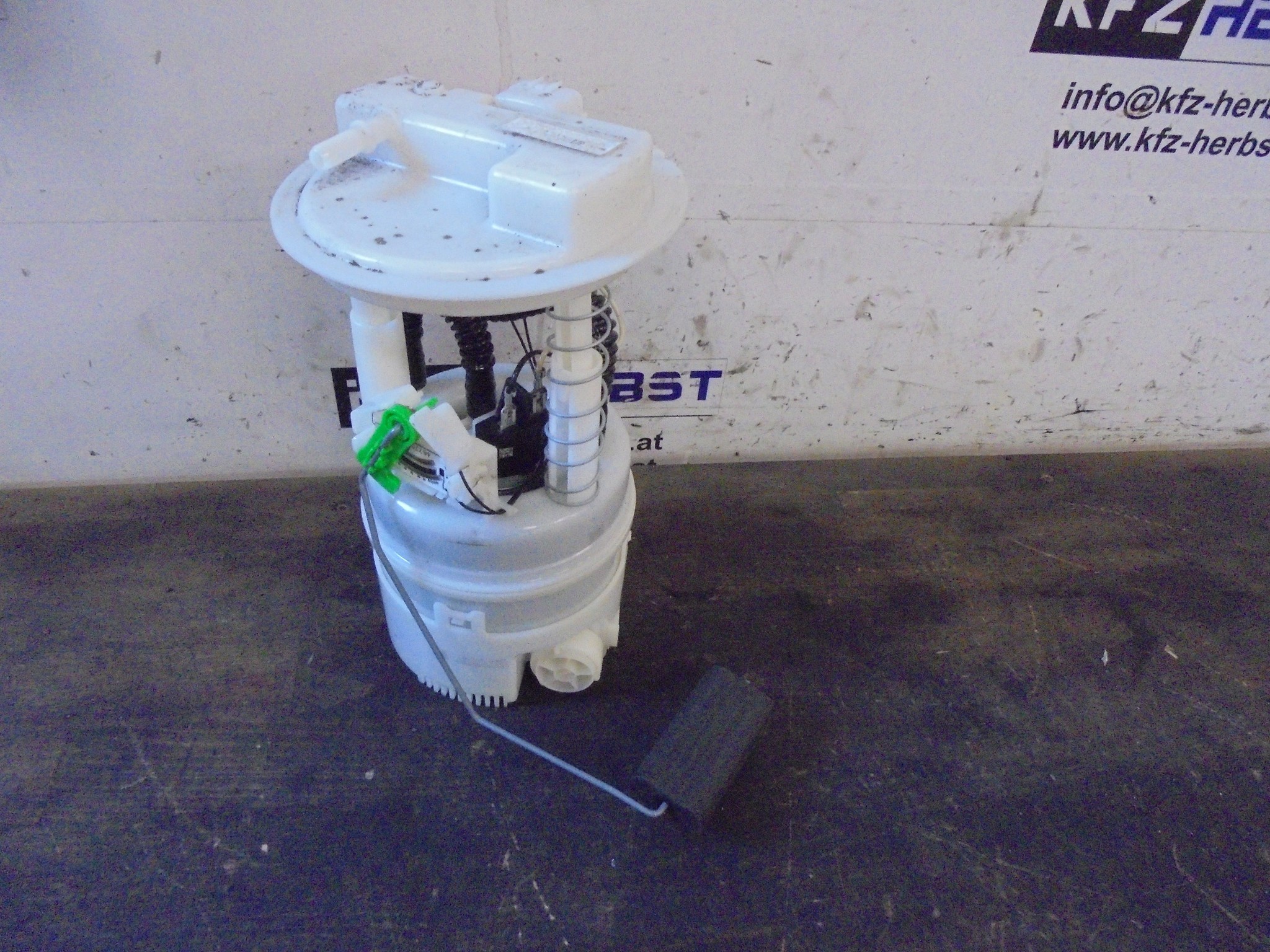 Fuel pump RENAULT CLIO III (BR0/1, CR0/1) 1.2 16V (BR0P, CR0P) 12866062 | B-Parts