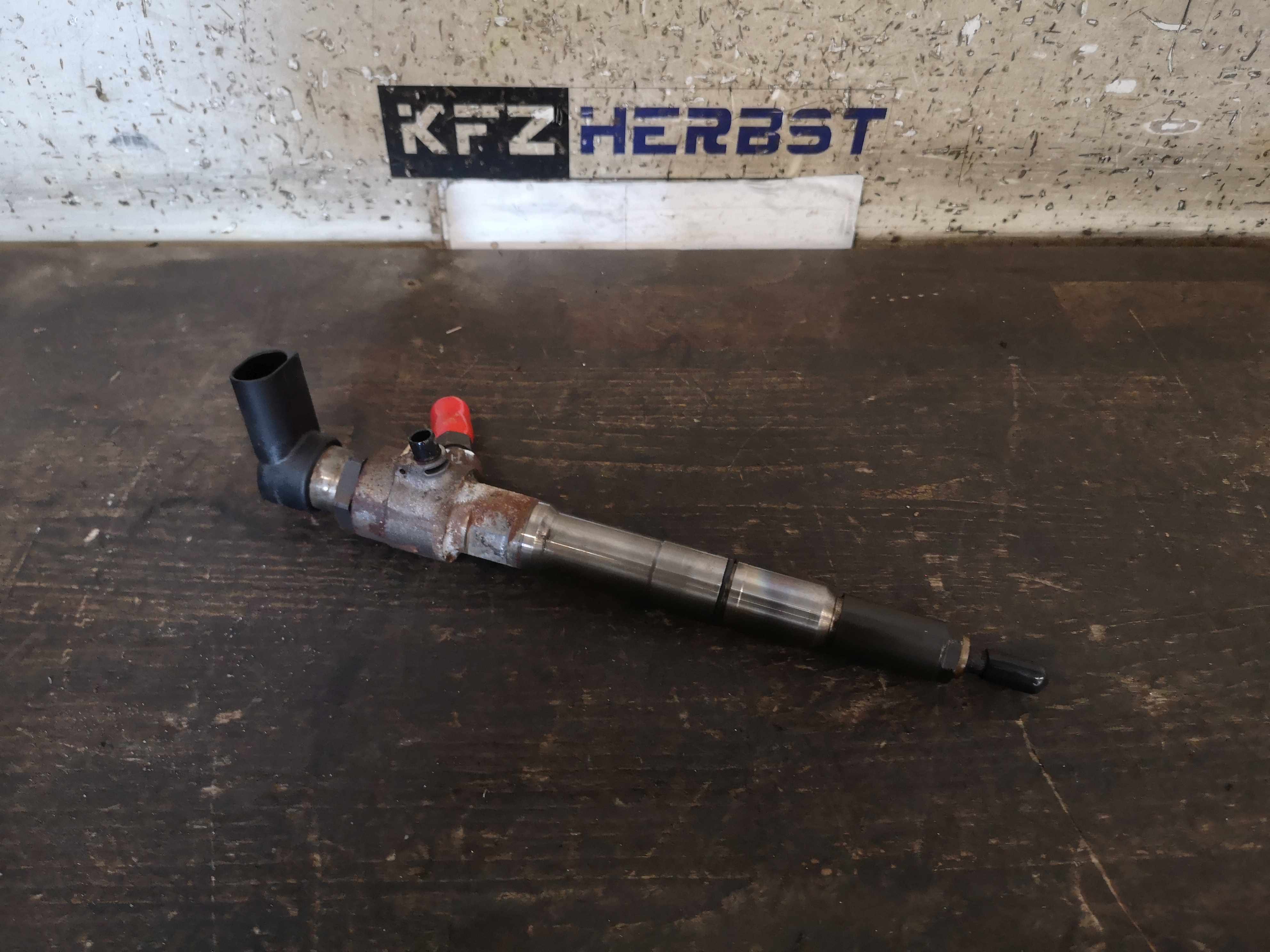 Injector VW GOLF VI (5K1) 1.6 TDI 15592596 | B-Parts