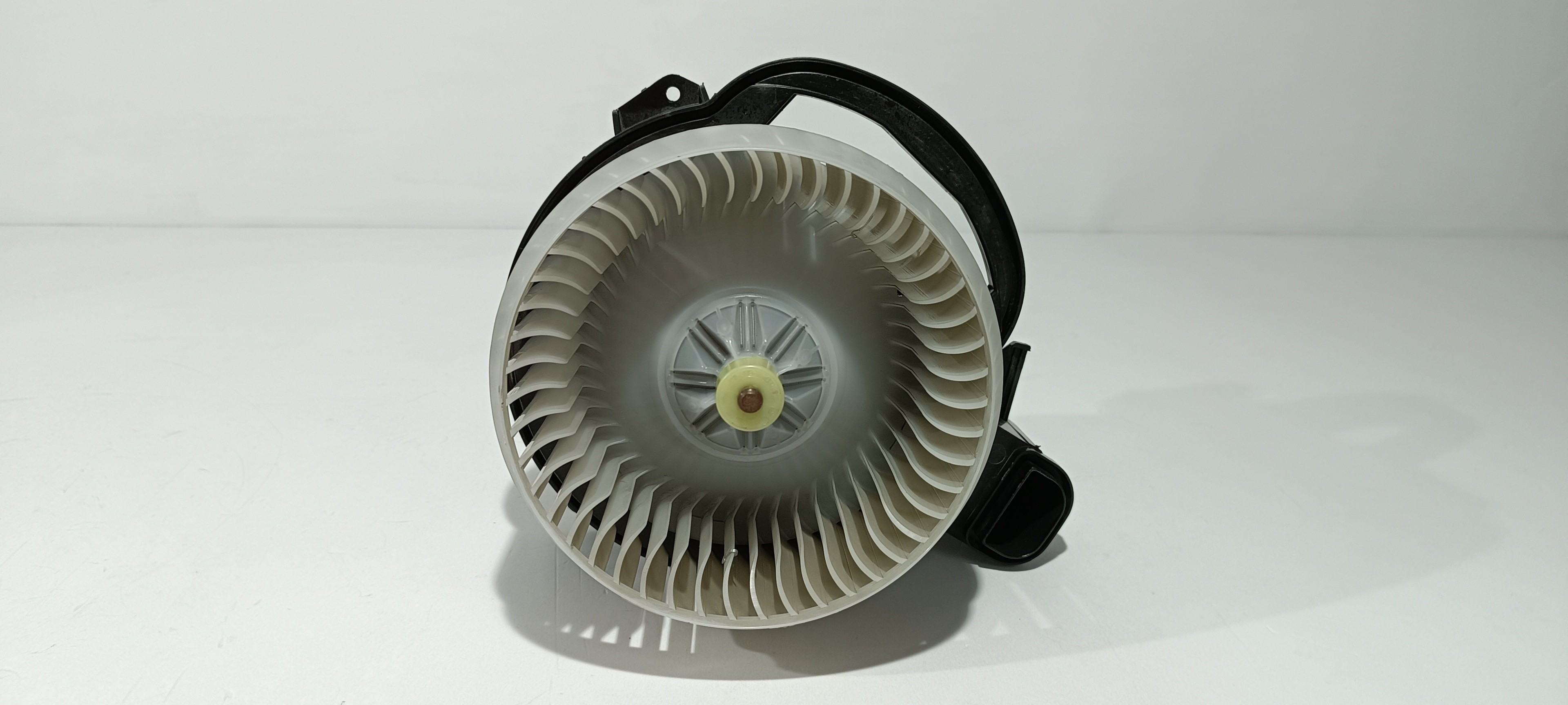 Heater blower motor LAND ROVER RANGE ROVER VELAR (L560) 2.0 D240 SD4 ...
