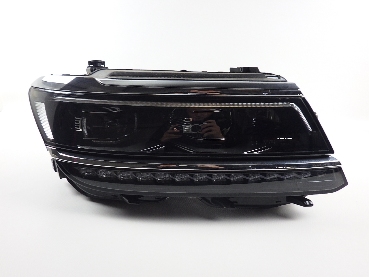 Right headlight VW TIGUAN (AD1, AX1) 2.0 TDI 3195179 | B-Parts