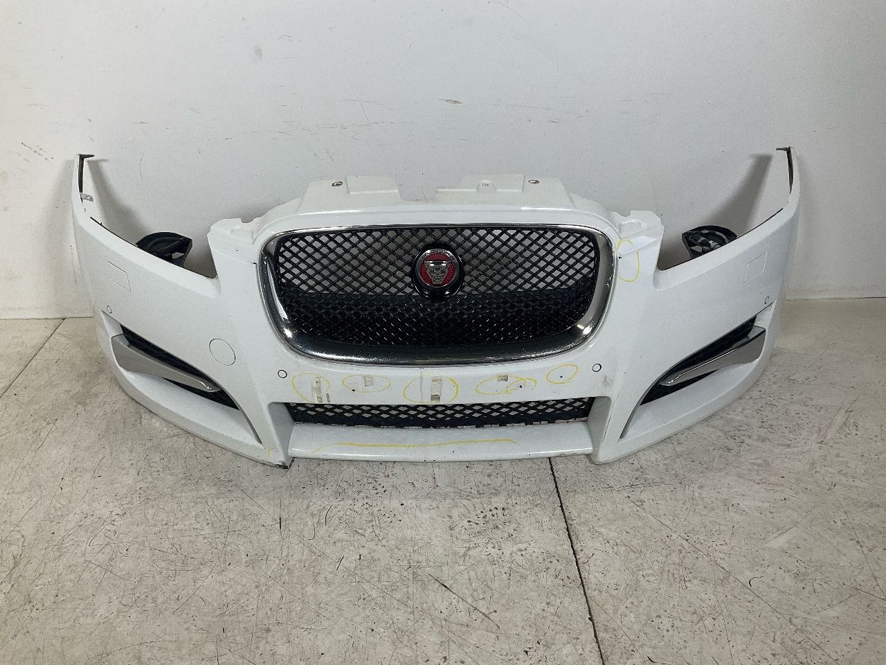 Front bumper JAGUAR XF I (X250) 2.2 D 19112637 | B-Parts