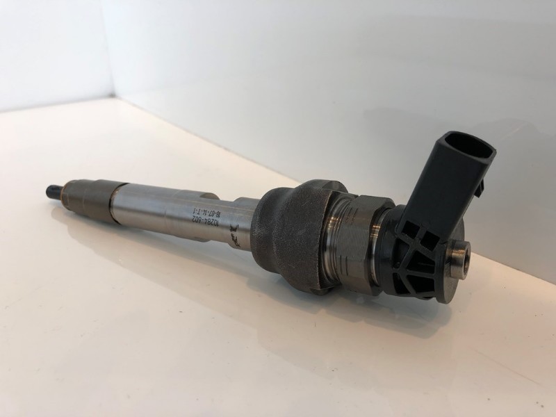 Injector BMW 5 (F10) 520 d 24537119 | B-Parts