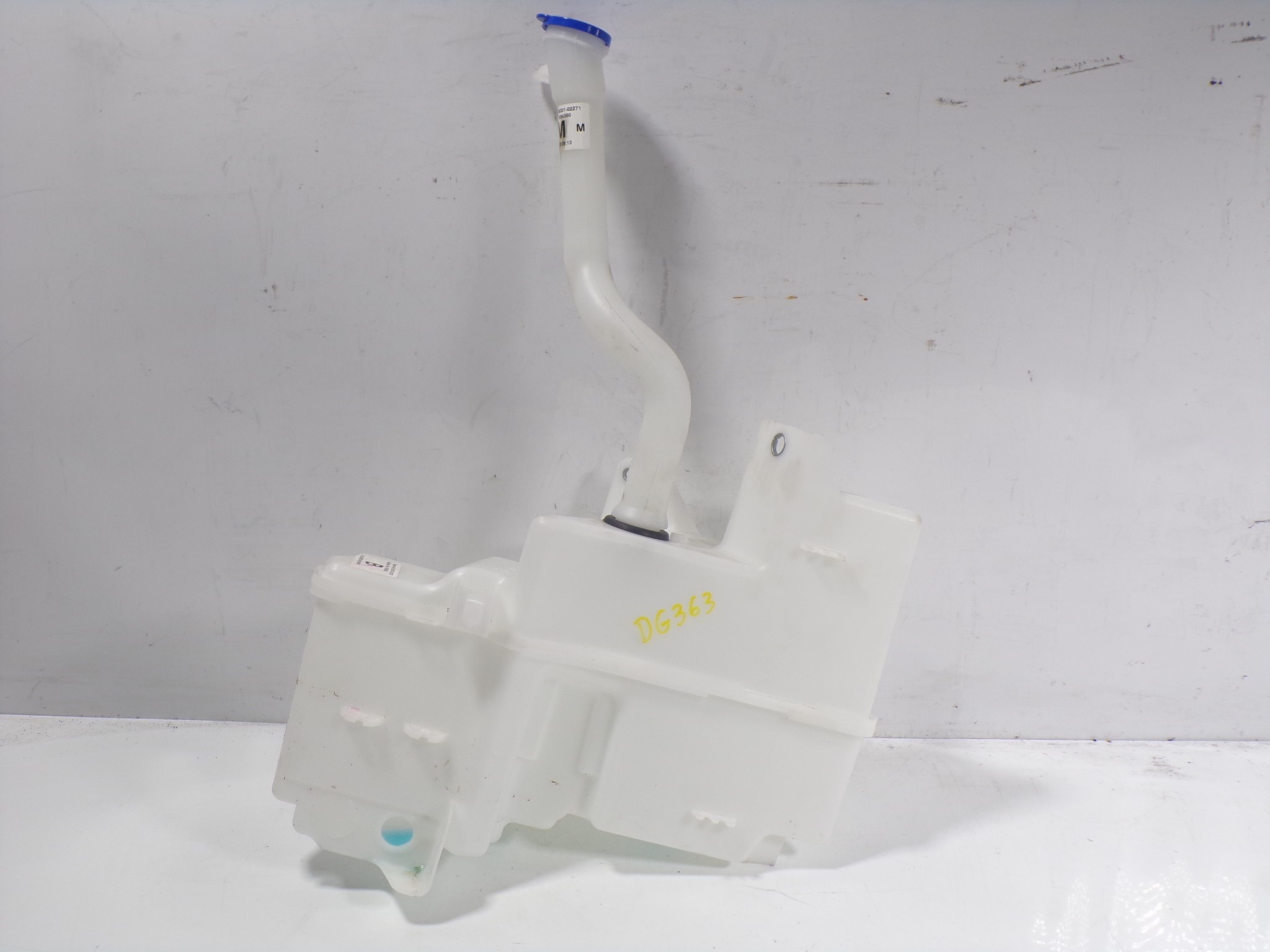 Windscreen washer tank TOYOTA COROLLA Hatchback (_E21_) 1.8 Hybrid ...
