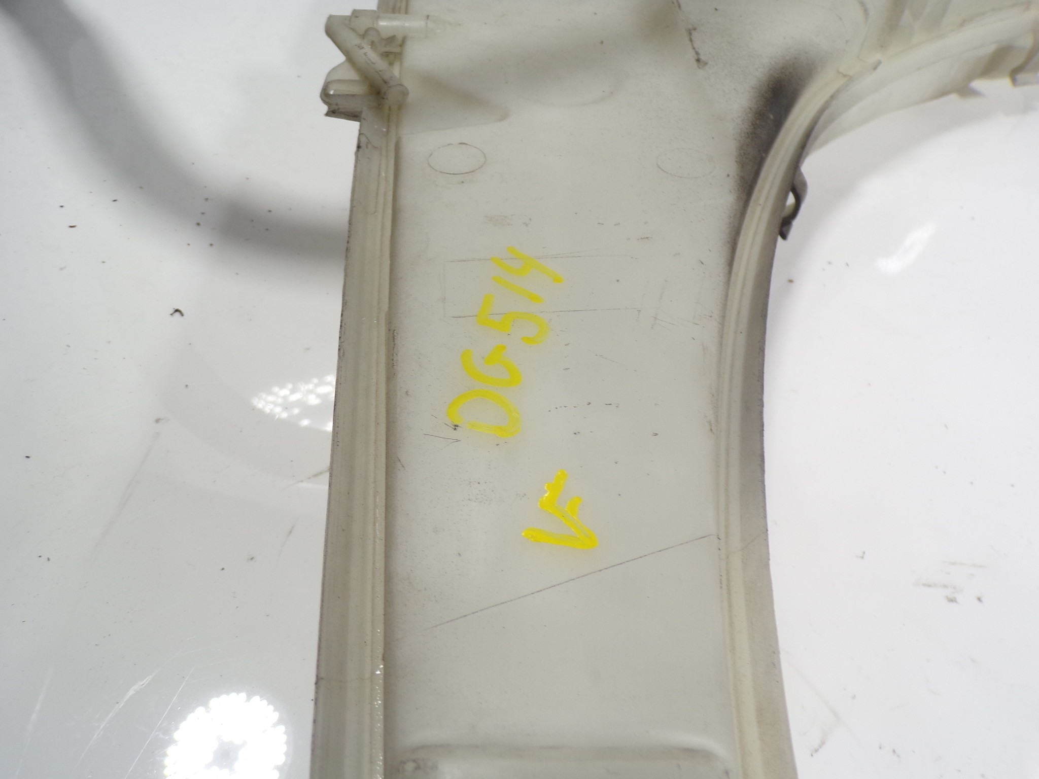 Windscreen washer tank BMW 3 (E90) 320 d 7412766 | B-Parts