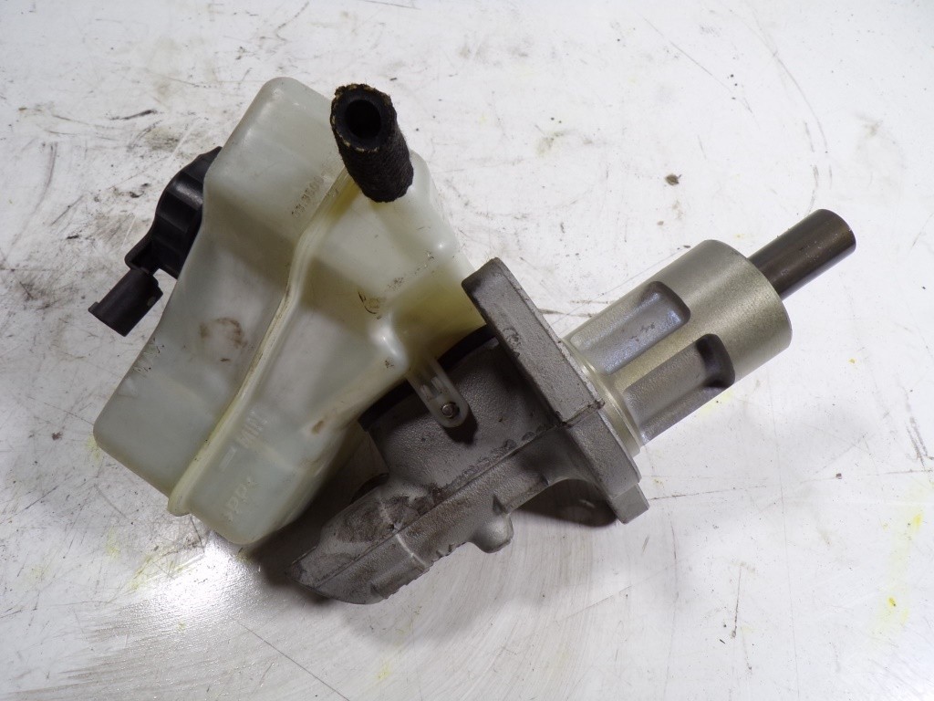 Brake master cylinder BMW 1 (E87) 120 d 7965379 | B-Parts