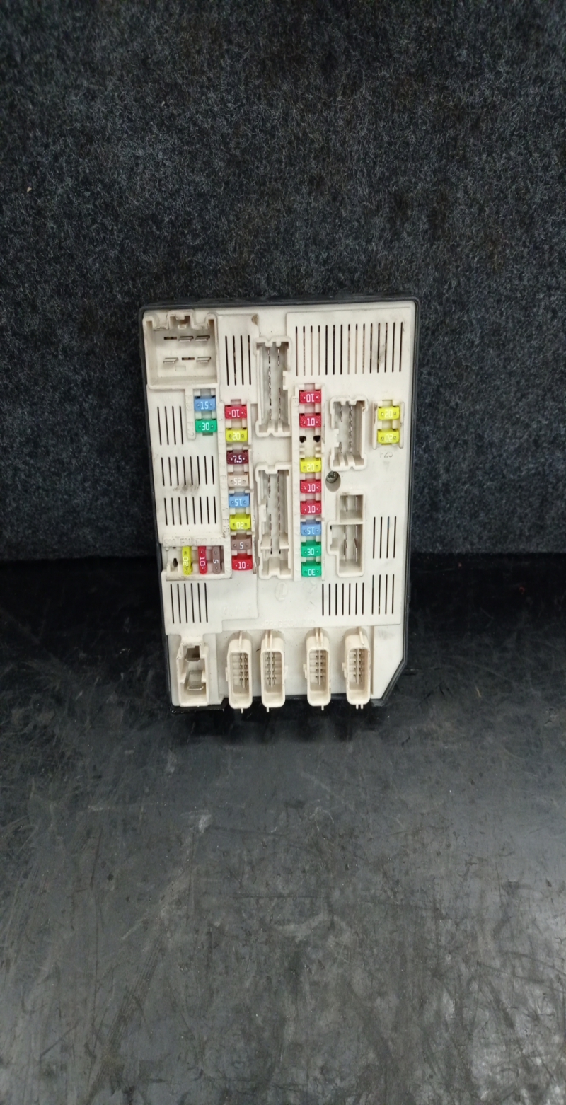 Fuse box RENAULT MEGANE III Hatchback (BZ0/1_, B3_) 1.5 dCi (BZ09, BZ0D ...