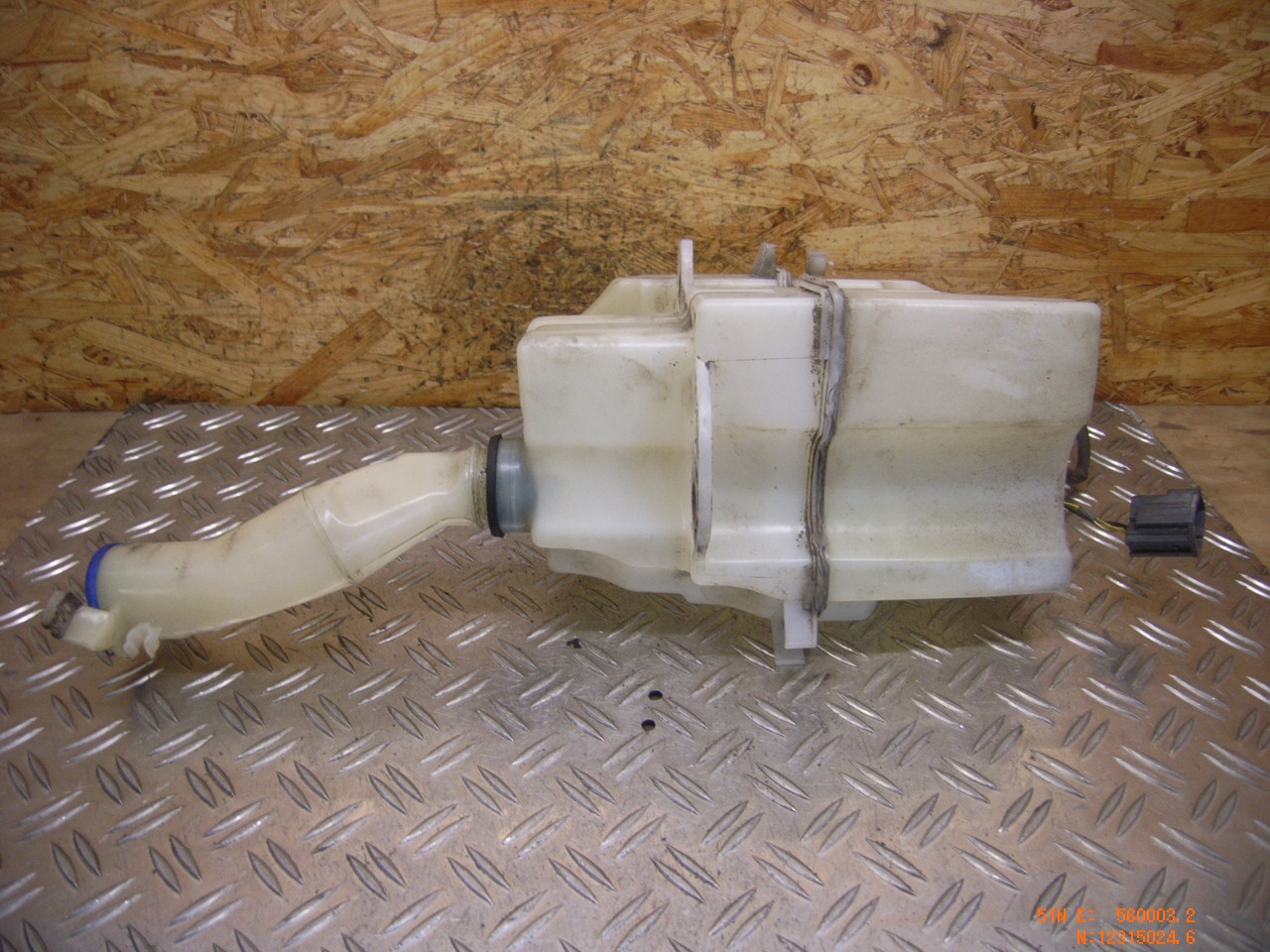 Windscreen washer tank VOLVO S60 I (384) 2.4 D5 VOLVO: 9484282 | B-Parts