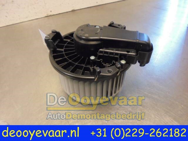 Heater blower motor TOYOTA YARIS (_P13_) 1.5 Hybrid (NHP130_, NHP130 ...