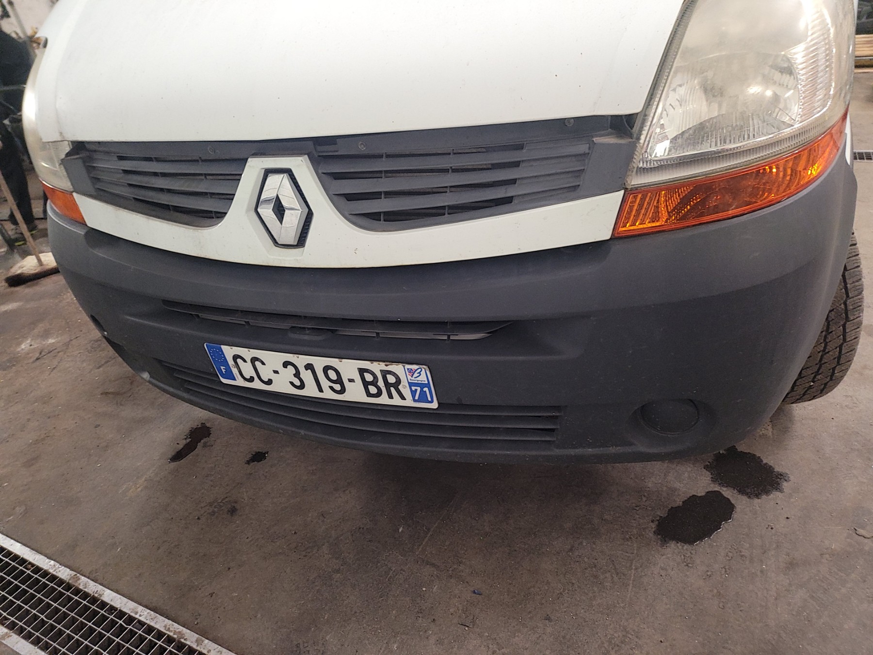 Front bumper RENAULT MASTER II Van (FD) 2.5 dCi 23775850 | B-Parts