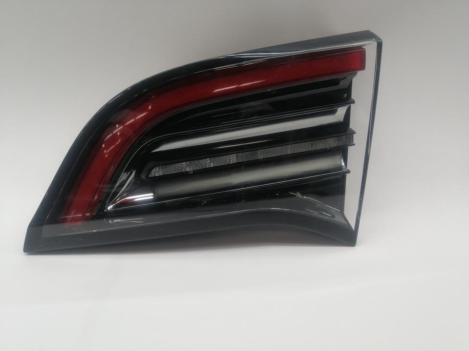 Farolim direito da mala TESLA MODEL 3 (5YJ3) 29861633 | B-Parts