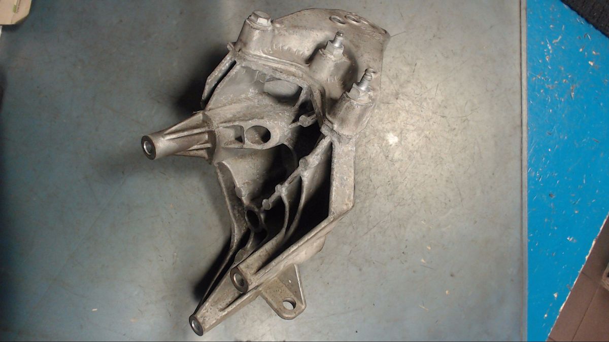 Engine mount VW POLO (9N_) 1.4 TDI 5894177 | B-Parts