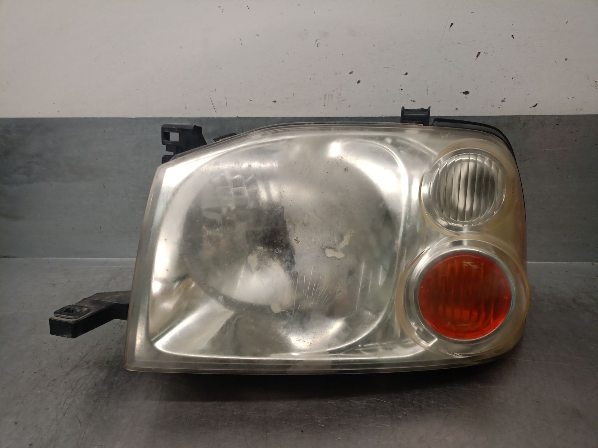 Left headlight NISSAN PICK UP (D22) 2.5 Di 30912548 | B-Parts