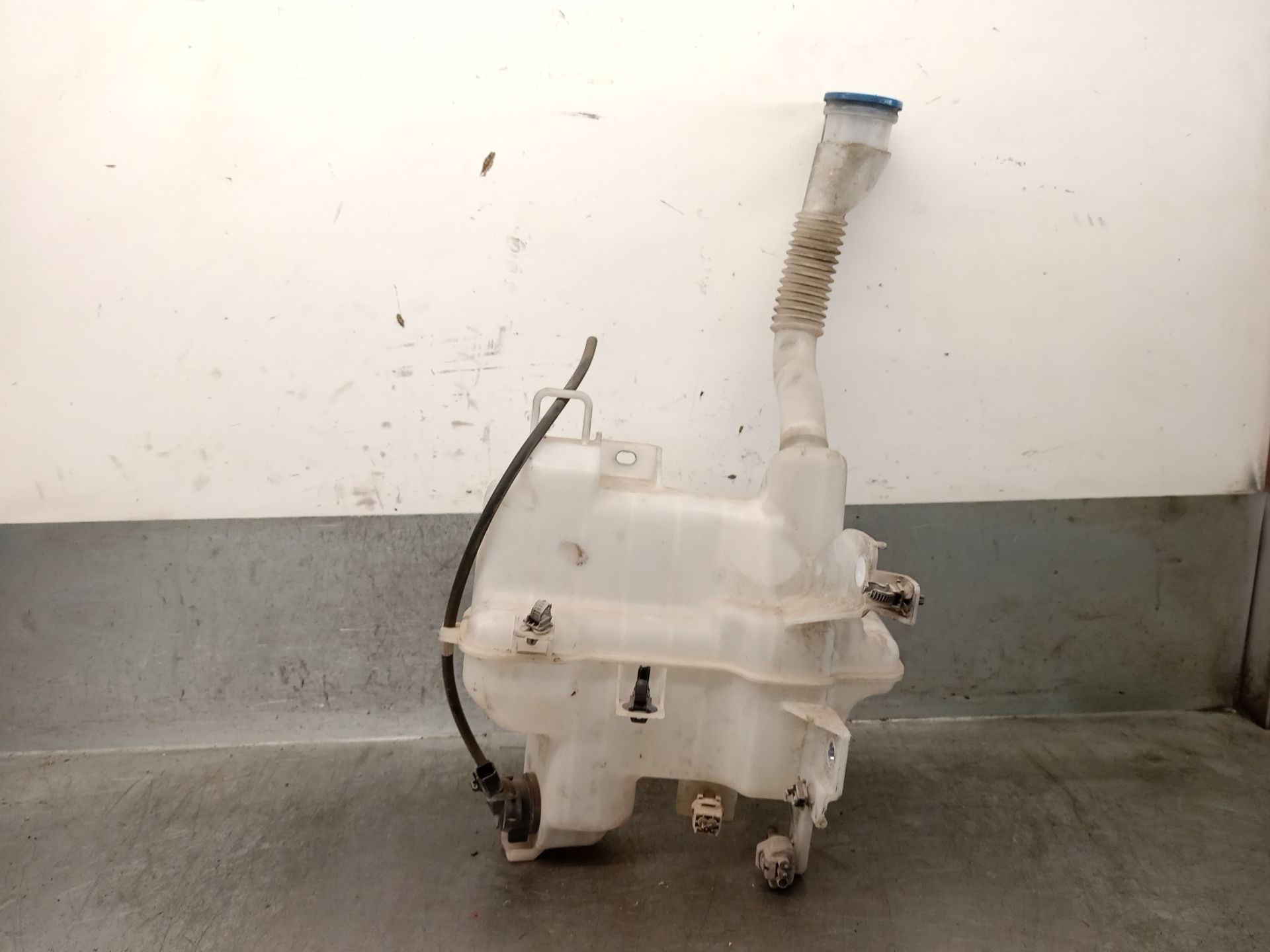 Deposito limpa vidros MAZDA 3 Saloon (BM_, BN_) 2.2 D 29360099 | B-Parts