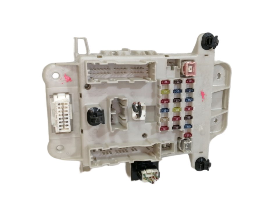 Fuse box TOYOTA RAV 4 II (_A2_) 2.0 4WD (ACA21, ACA20) 10561393 | B-Parts