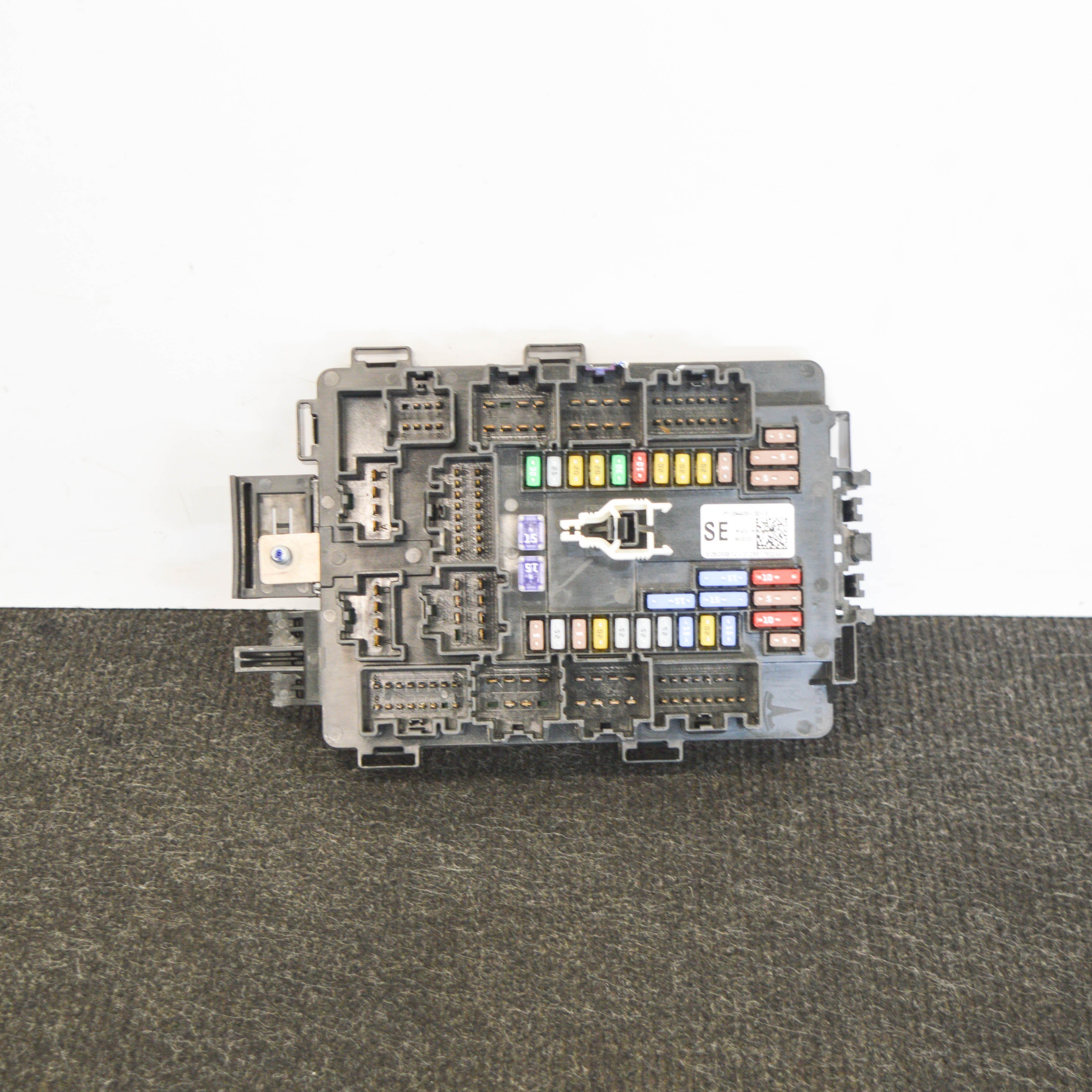 Fuse box TESLA MODEL S (5YJS) 75D AWD 20233051 | B-Parts