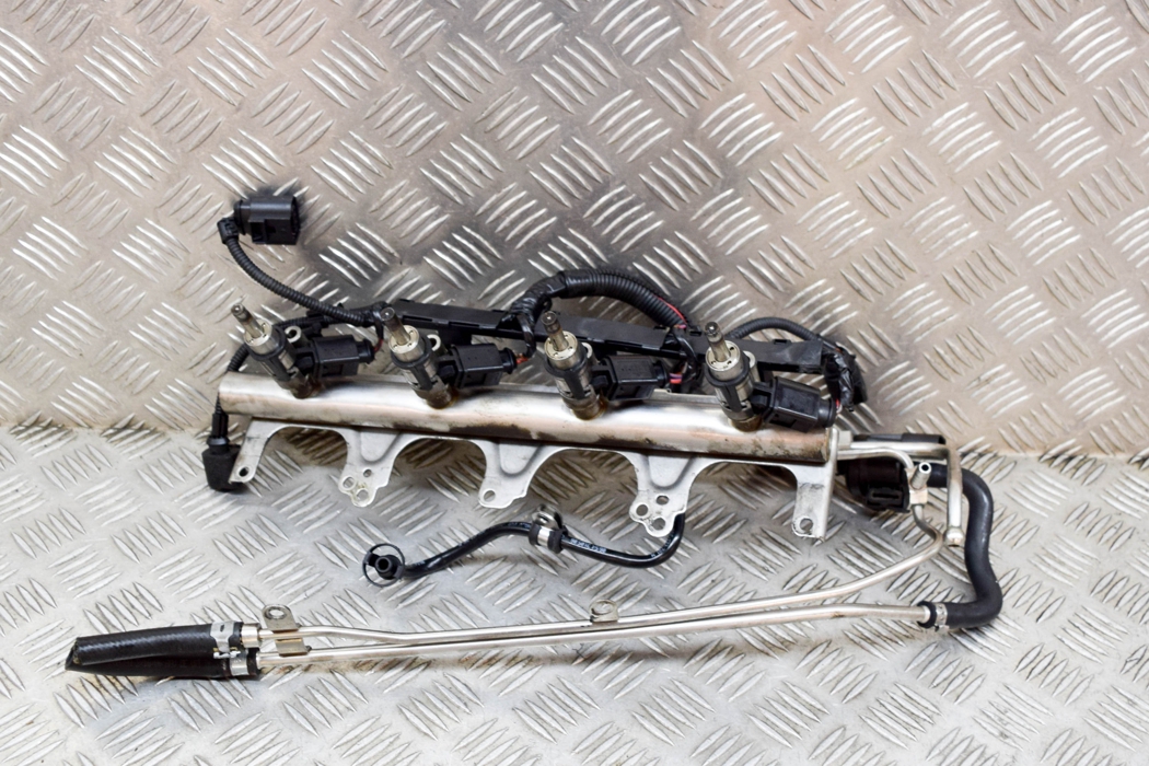 Injection rail VW GOLF V (1K1) 2.0 GTI 10368093 | B-Parts