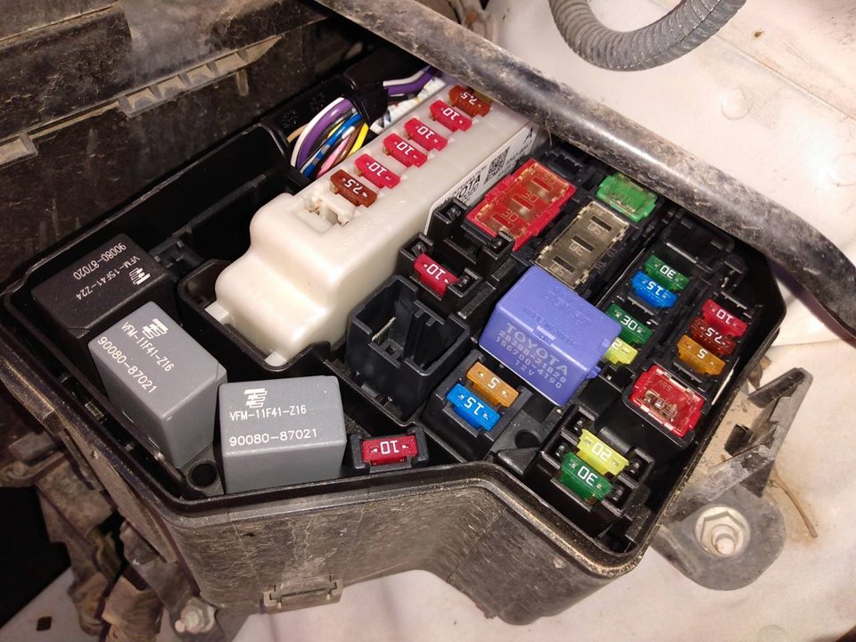 Fuse box TOYOTA YARIS (_P13_) 1.0 (KSP130_) 10635307 | B-Parts