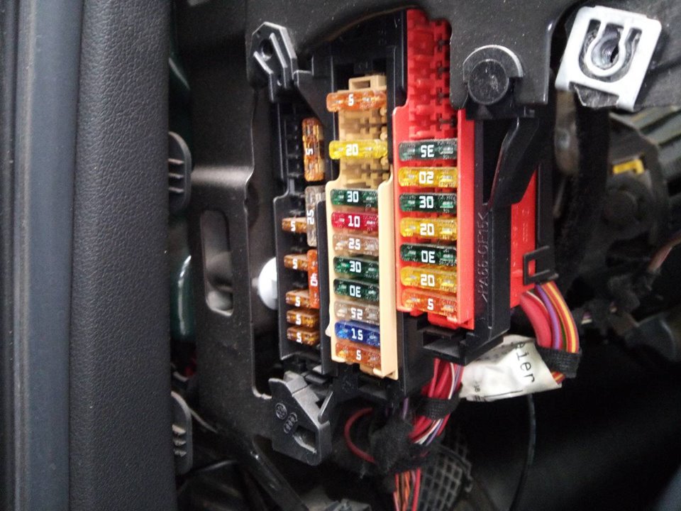 Fuse box AUDI Q5 (8RB) 3.0 TDI quattro 8217188 | B-Parts
