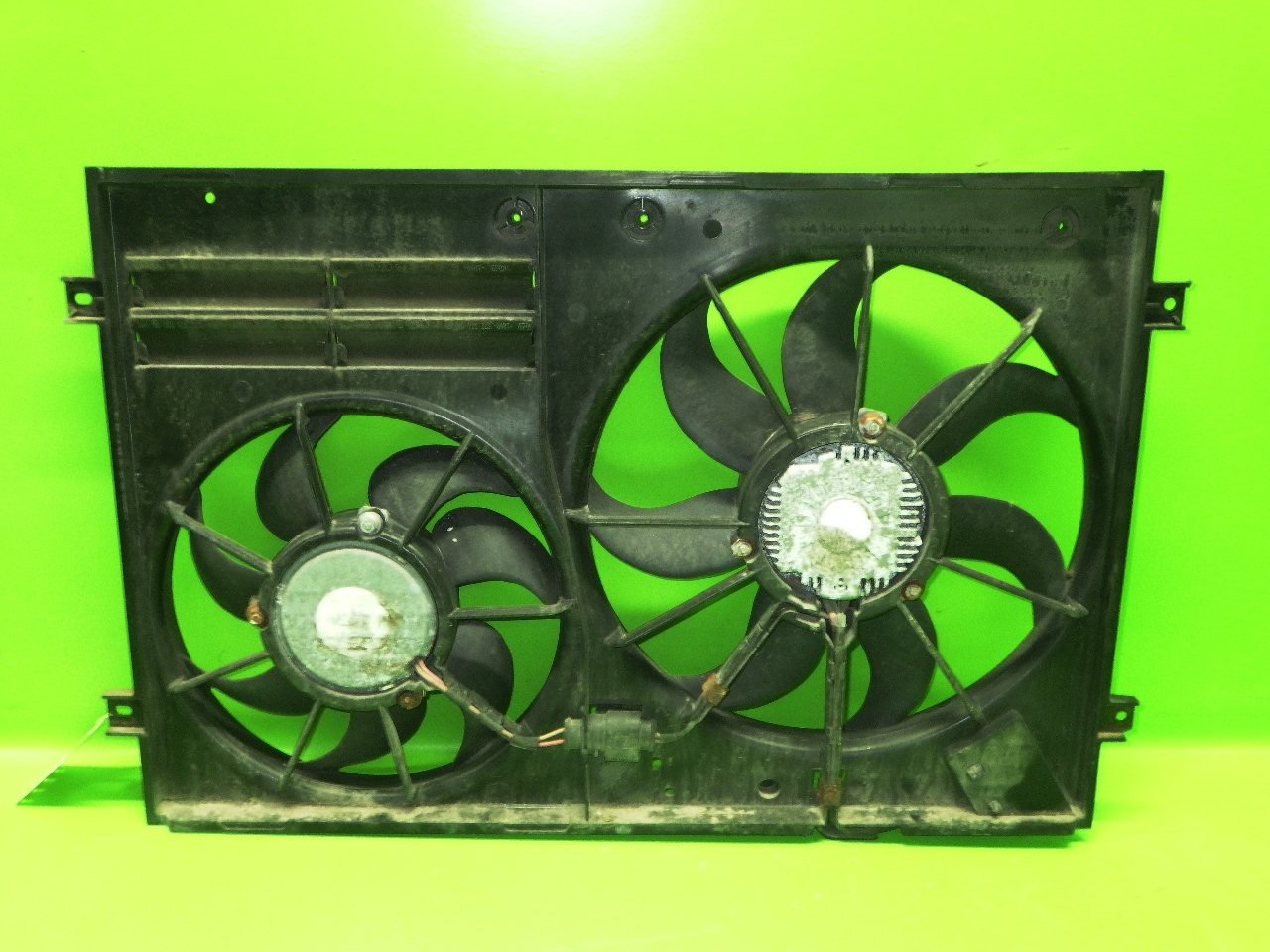 Radiator fan VW PASSAT B6 Variant (3C5) 2.0 TDI 8274786 | B-Parts